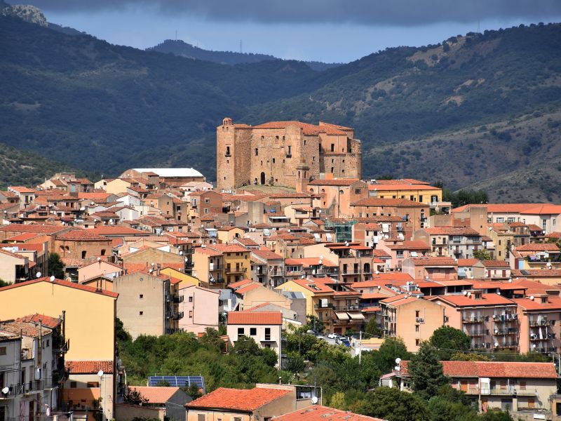 Entdecke Castelbuono: Geschichte, Kultur und Gaumenfreuden